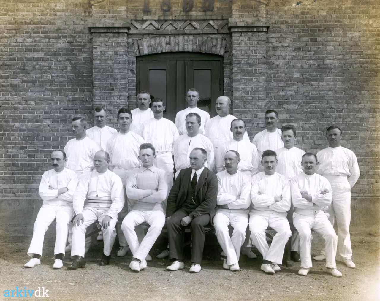 arkiv.dk | Gelsted gymnaster, herrer foran Gelsted Forsamlingshus ca. 1922. Gelsted sogn