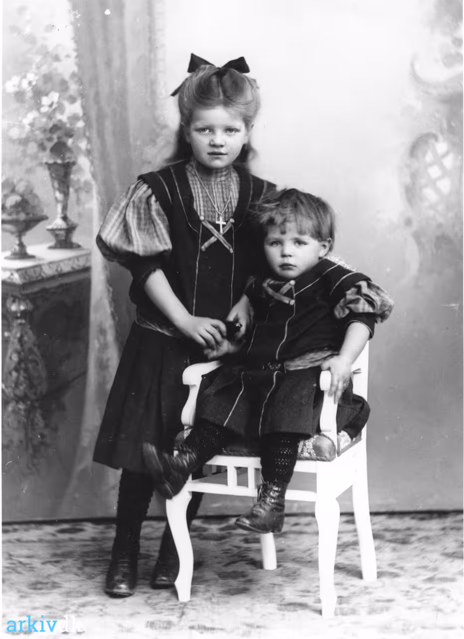 arkiv.dk | Portræt, søstrene Kirstine Marie og Anna Cæcilie Thomsen