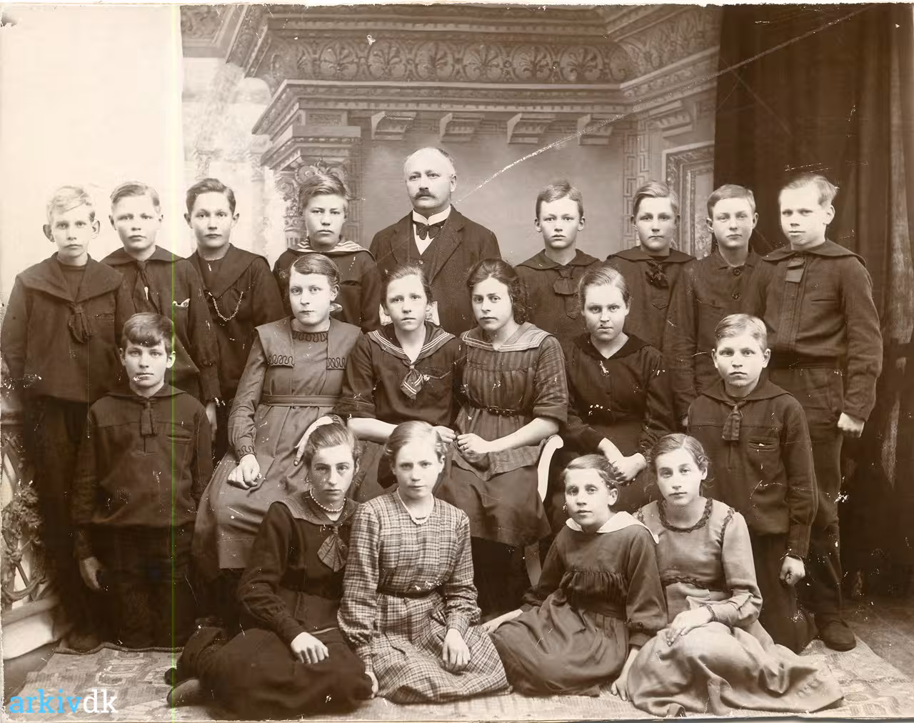 arkiv.dk | 1921 ca Konfirmation Selde-Åsted. Ryge Jenen med konfirmanter