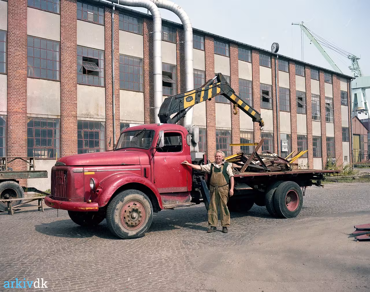 arkiv.dk | Værftsarbejder ved lastbil på Nakskov Skibsværft.