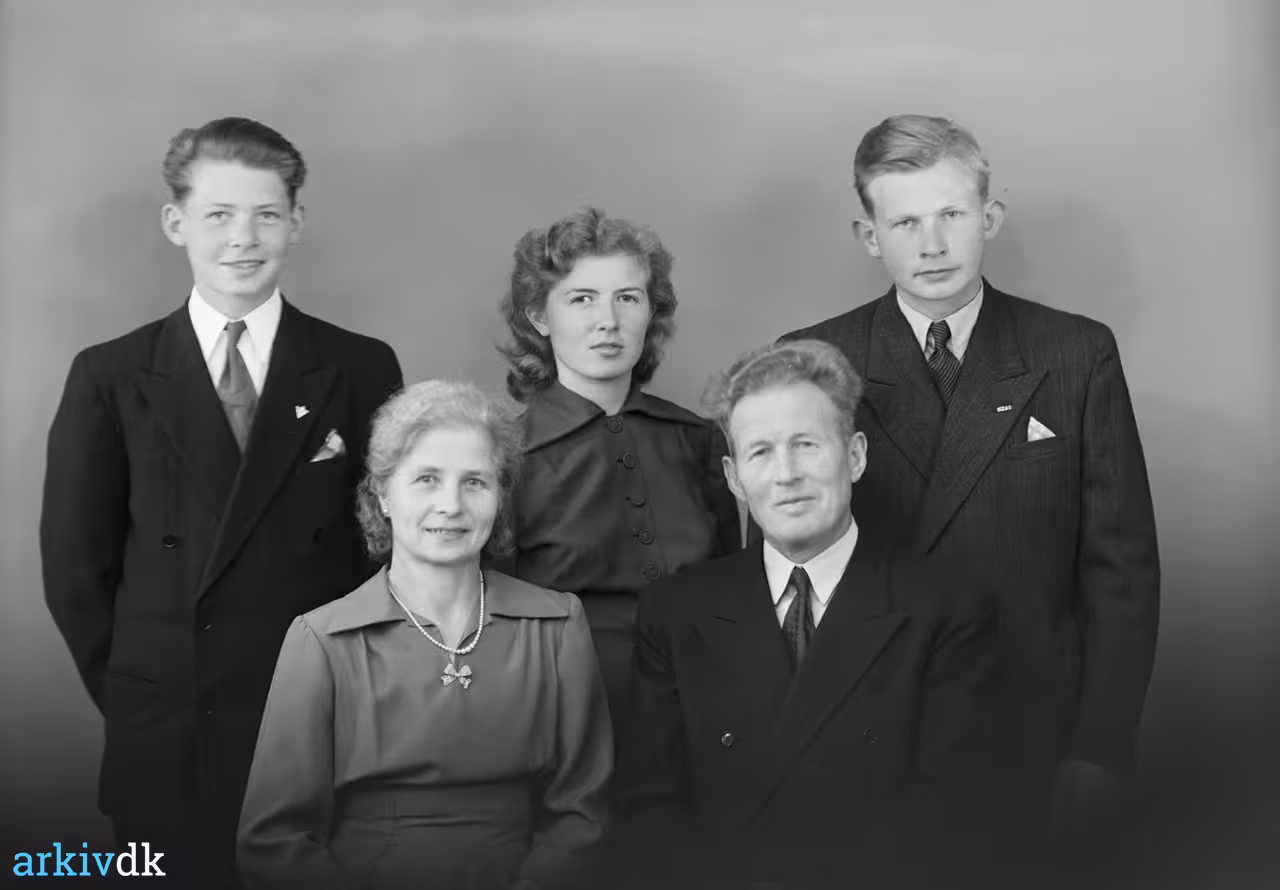 arkiv.dk | Hilleborg og Poul Hansen med børnene Arne, Elly og Knud. Nybrovej.