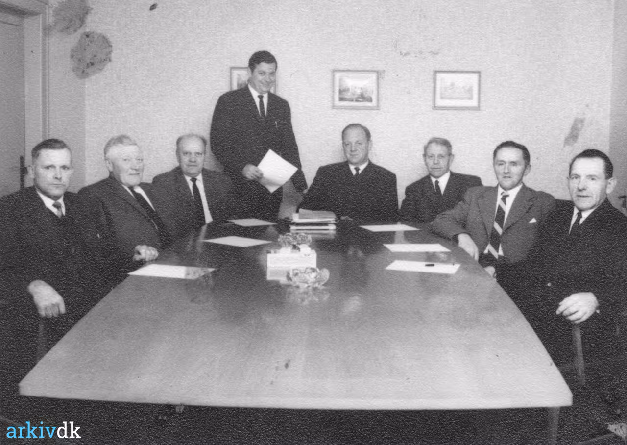 arkiv.dk | Veggerby Sogneråd, 1966-1970. Kæmner (kommunesekretær) Viggo Andersen bagerst.