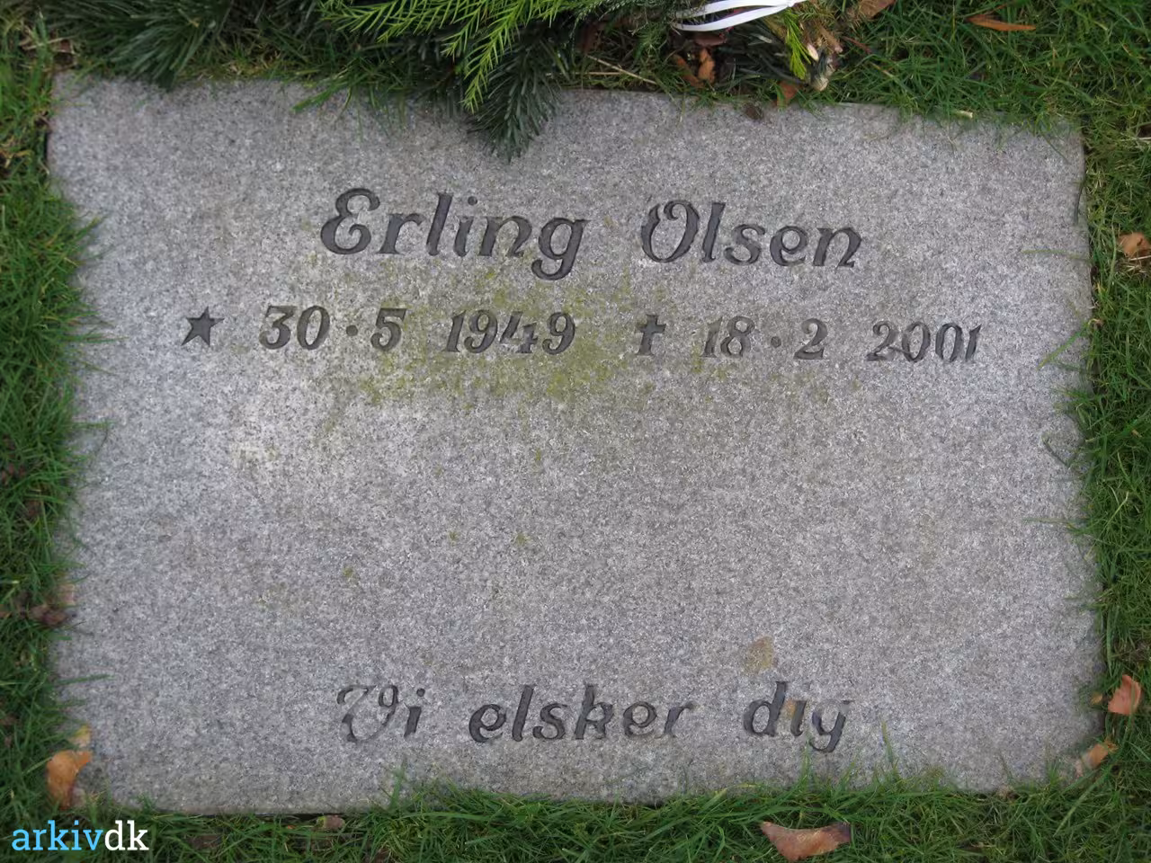 arkiv.dk | Gravsten på Udby kirkegård Erling Olsen