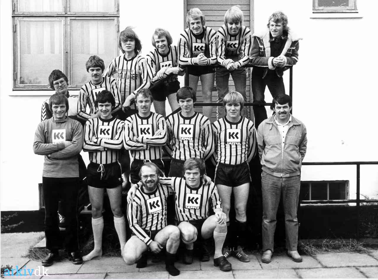 arkiv.dk | Gundersted fodboldhold foran skolen
