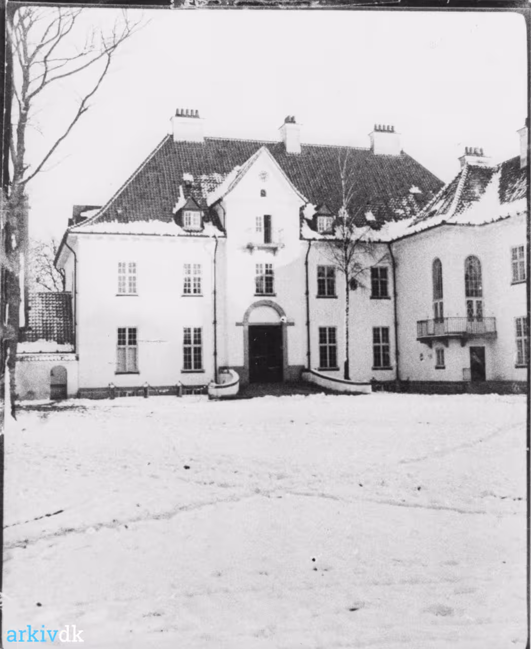 arkiv.dk | Vinterbillede fra gårdspladsen på Rye Nørskov gods Tinghusvej 4 ved Ry.