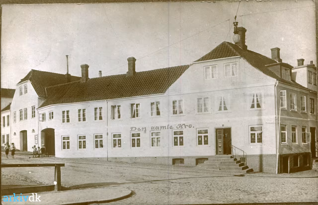 arkiv.dk | Den gamle kro, hjørnet af Mariagervej og Markedsgade.