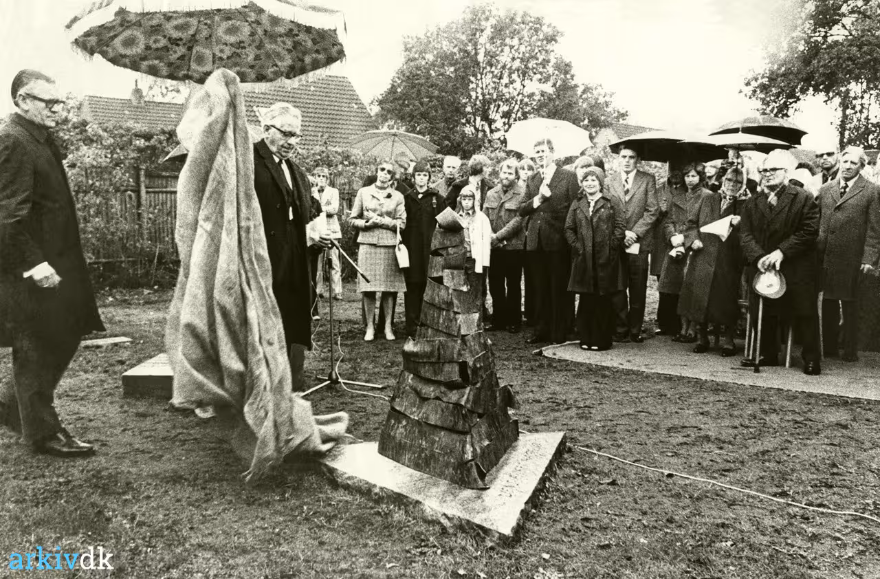 arkiv.dk | Indvielse af varde foran Vojens Ungdomsskole.