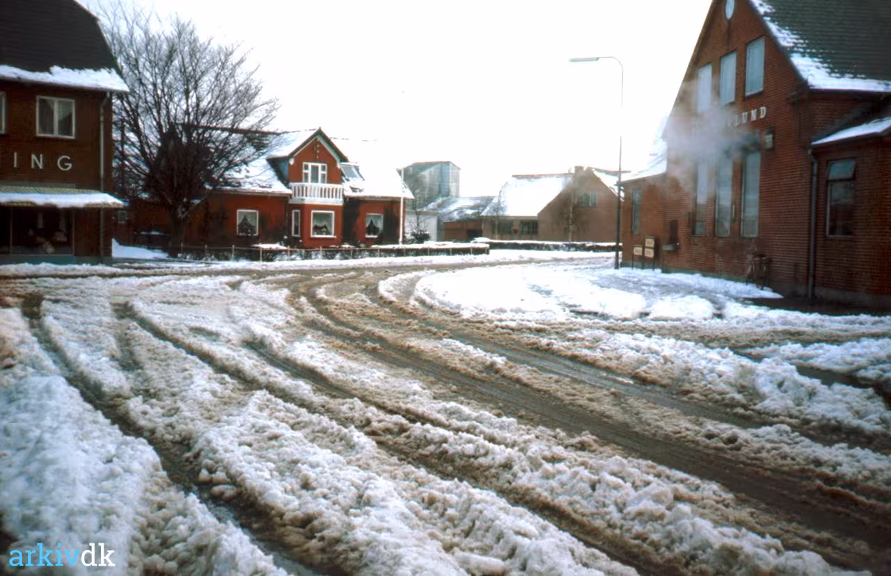arkiv.dk | Sne i Skovlund midtby, ca. 1979.