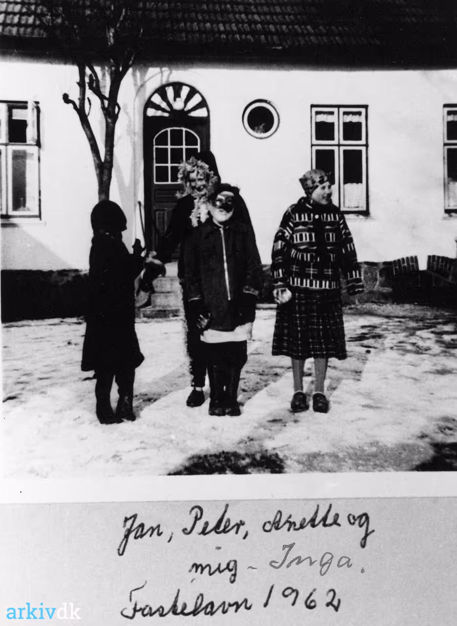 arkiv.dk | Nielsen, Inga og 3 børn uden for et hus. Greve. Gruppefoto