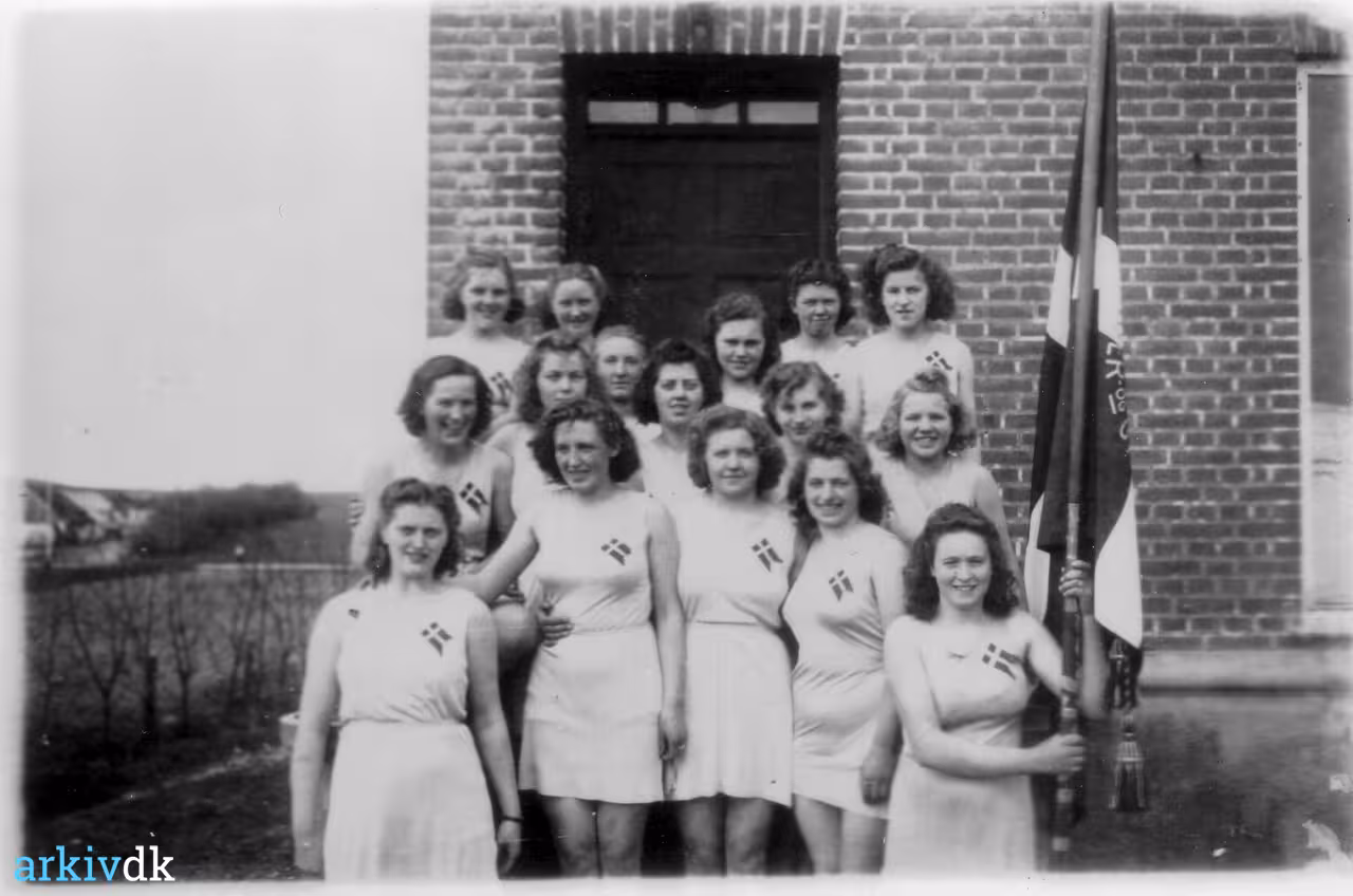 arkiv.dk | Gymnastikpiger i Hvornum klar til opvisning