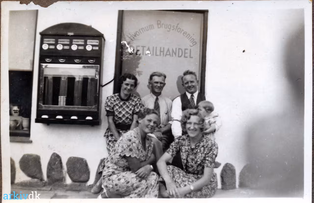 arkiv.dk | Else og Anker Madsen foran Brugsen
