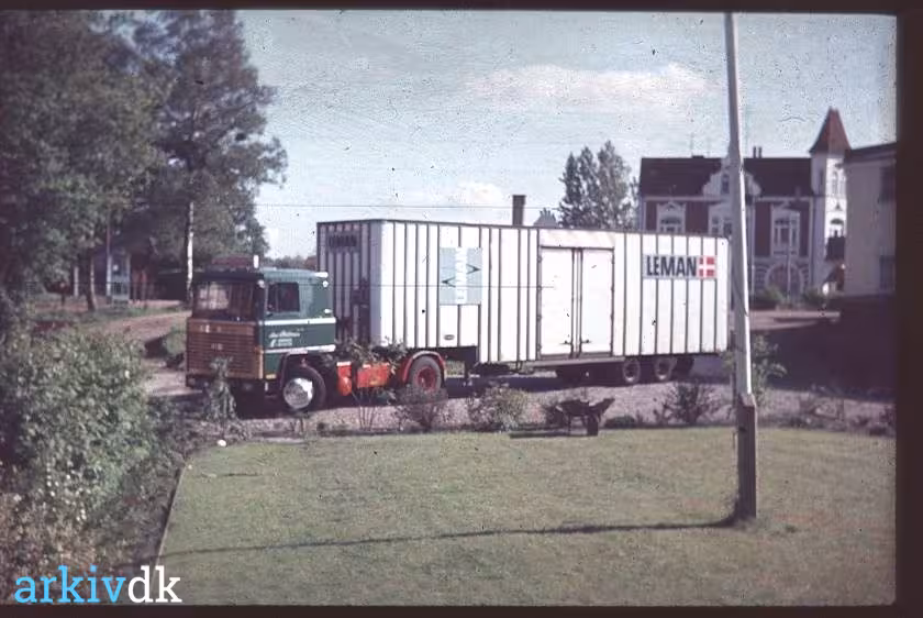 arkiv.dk | Vognmand Arne Christensens lastbil med en Leman trailer.