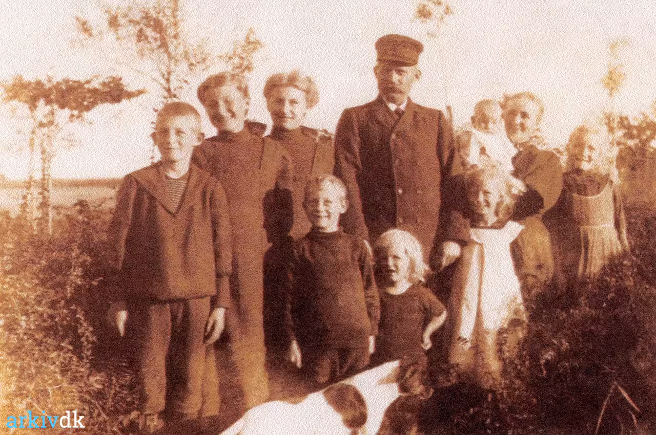 arkiv.dk | Lods Christen Brems Pedersen med hustru og børn.