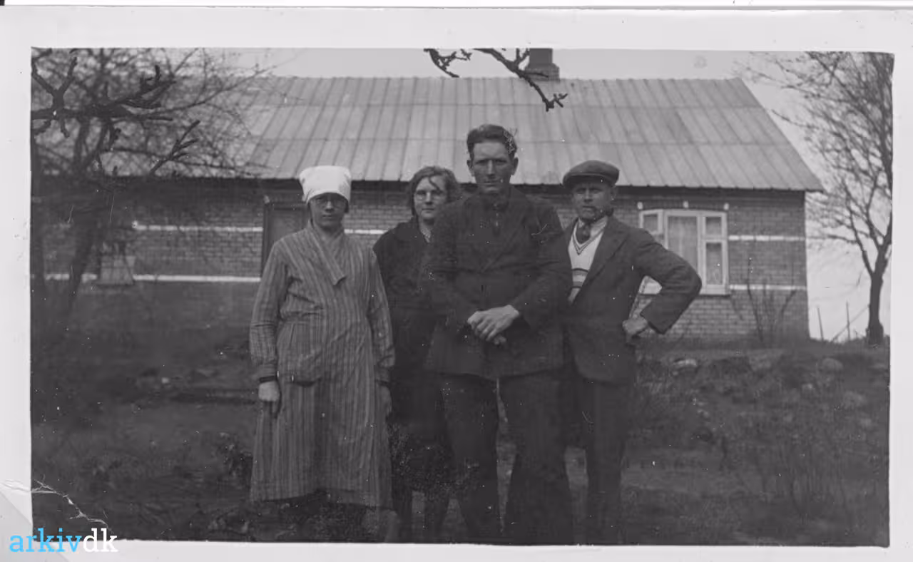 arkiv.dk | Sigrid og Niels Ditlev Pedersen, Værumvej 21, Vissing, stående foran deres ejendom ...