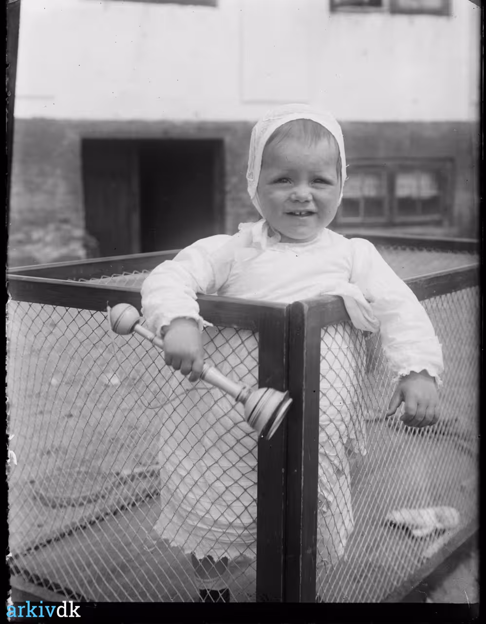 arkiv.dk | Birthe Levin Hansen i kravlegård på Moesgaard.