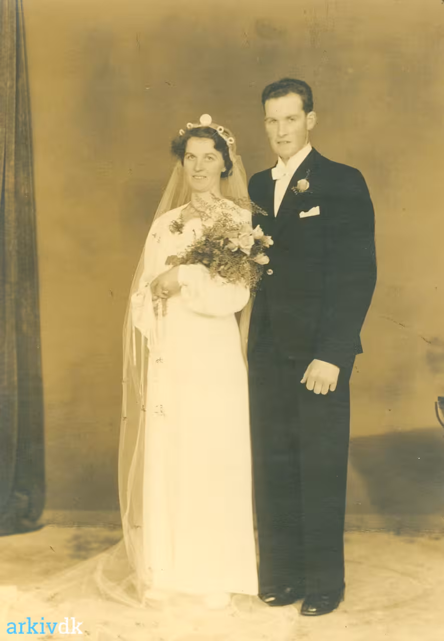 arkiv.dk | Brudeparret Anna Lourisse Jensen Buelund , Sindbjerg og Jens Dam Hansen, Tørring.