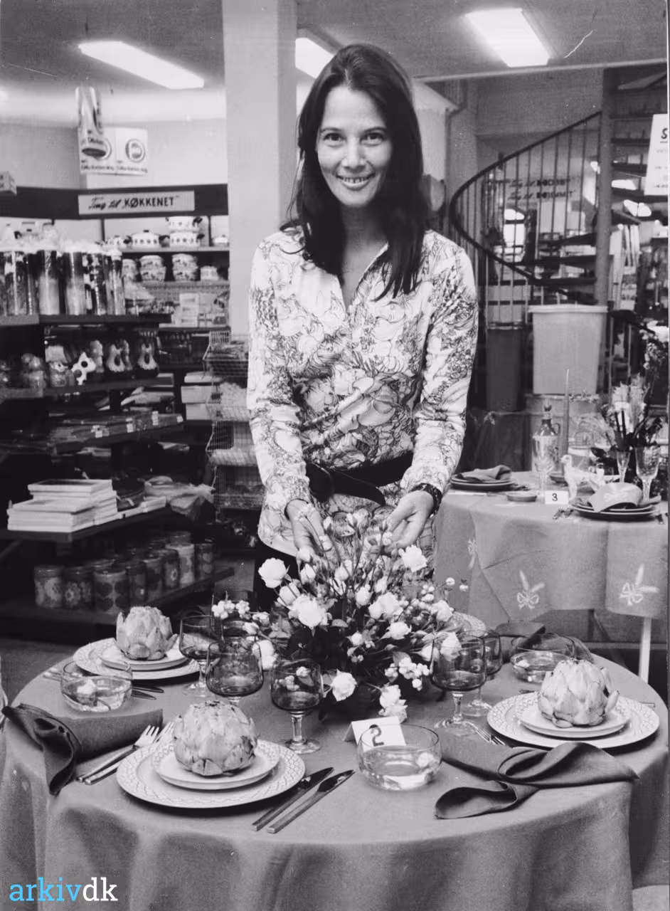 arkiv.dk | Hanne Lundberg dækker bord