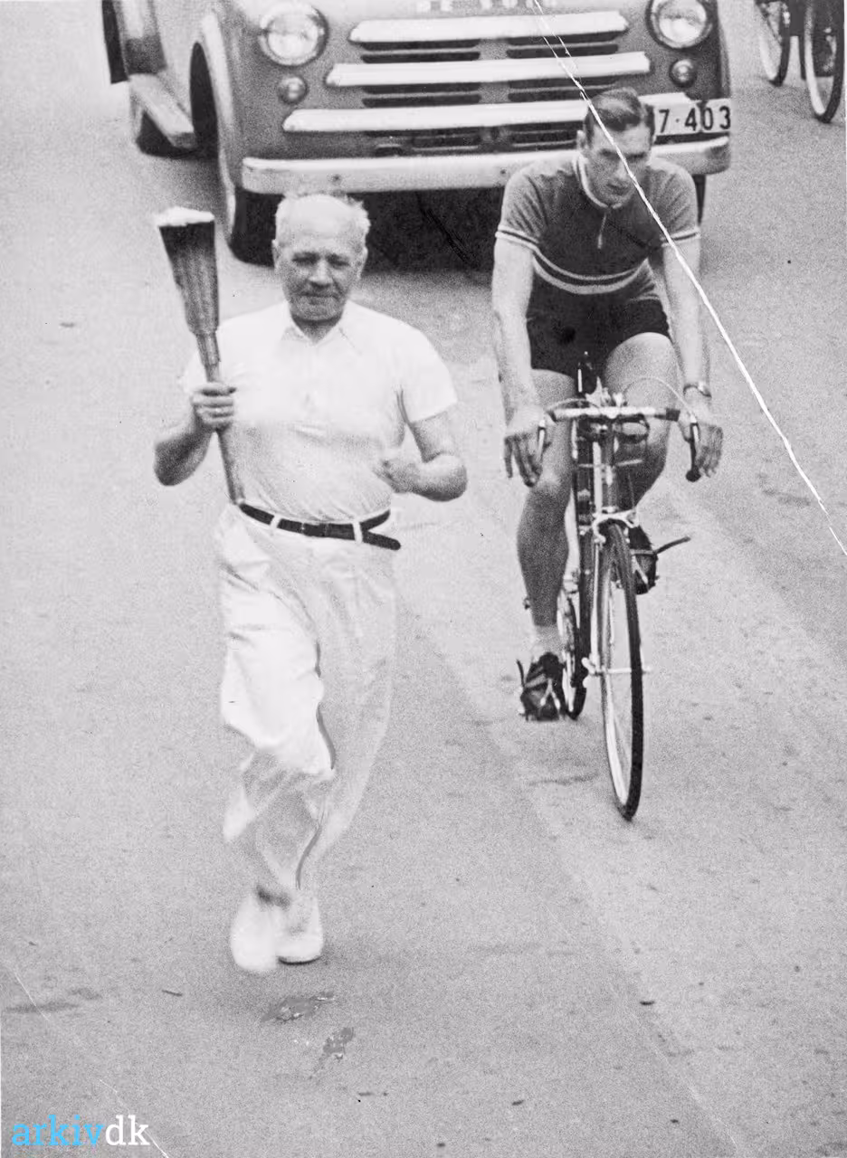 arkiv.dk | Lektor Ander Christian Laursen løber med den olympiske ...