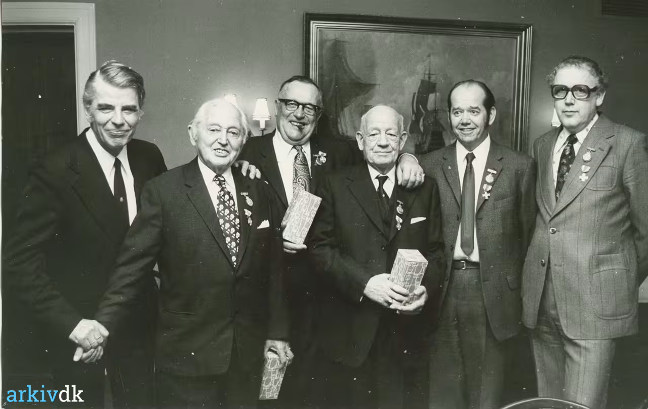 arkiv.dk | Forsvarsbrødrene for Køge og Omegn ved generalforsamlingen på Odd-Fellow gården. Fra ...