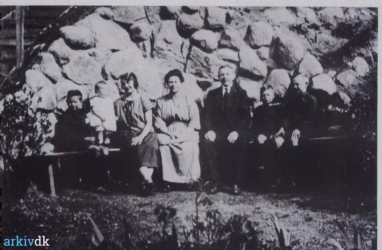 arkiv.dk | Larsen, Carl Th., købmand, med familie