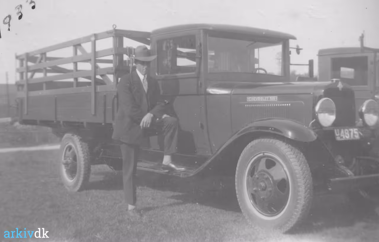 arkiv.dk | Jens Munk Mathiesen ved sine lastbiler