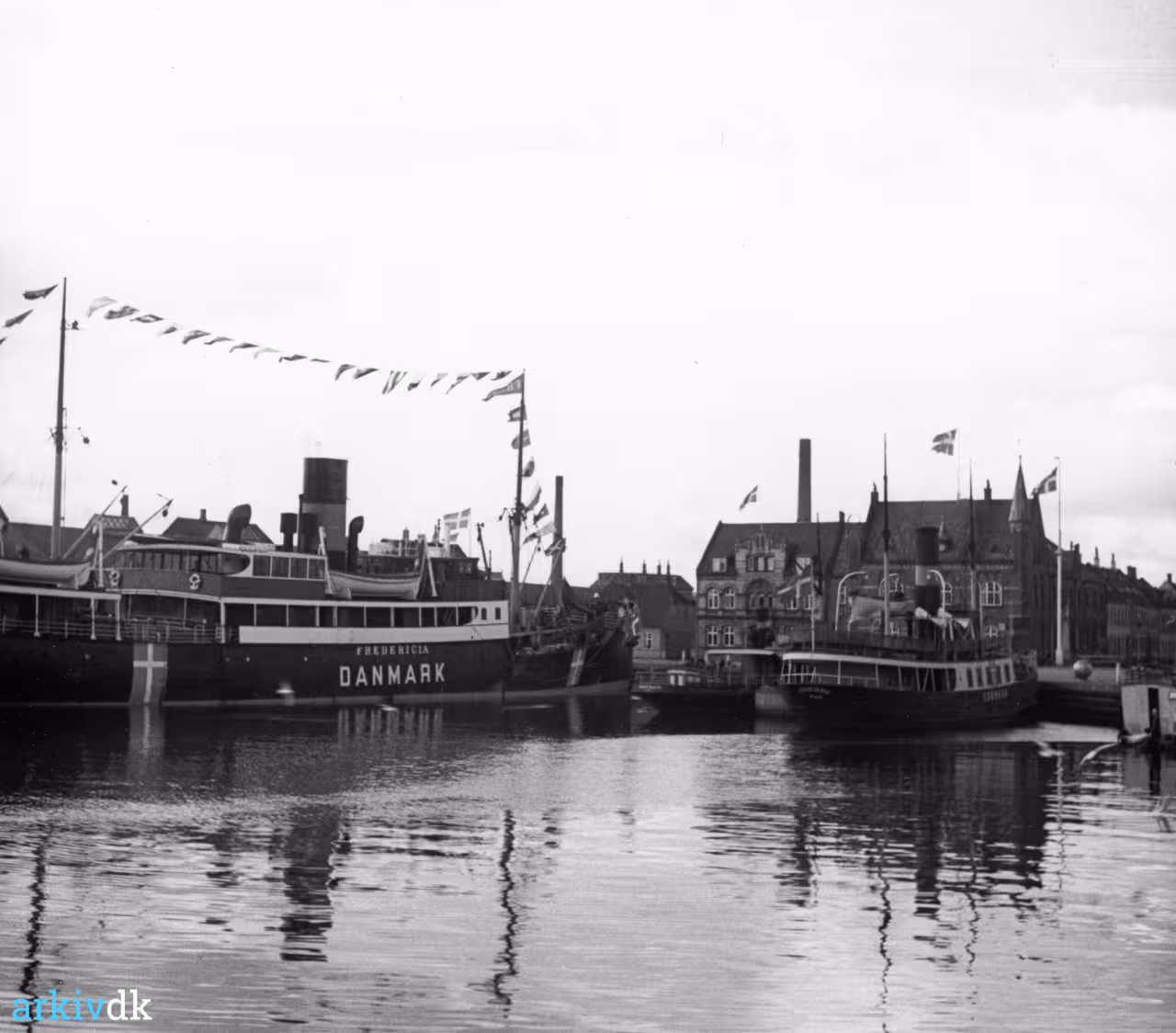 arkiv.dk | DFDS rutebåd Fredericia samt fjordbåde i Vejle Havn, ca. 1941