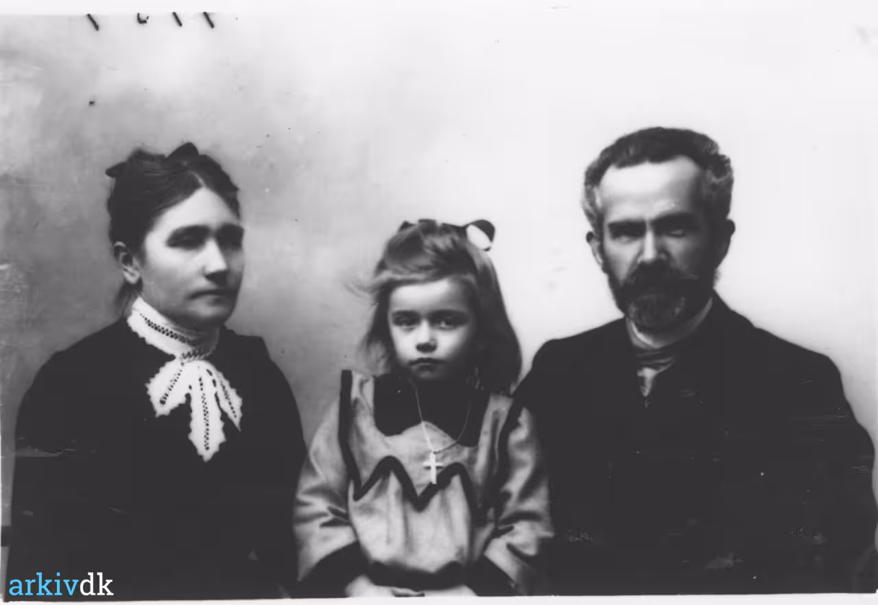 arkiv.dk | Købmand Jensen, håndkøbsudsalget, hans hustru og datter, Ry