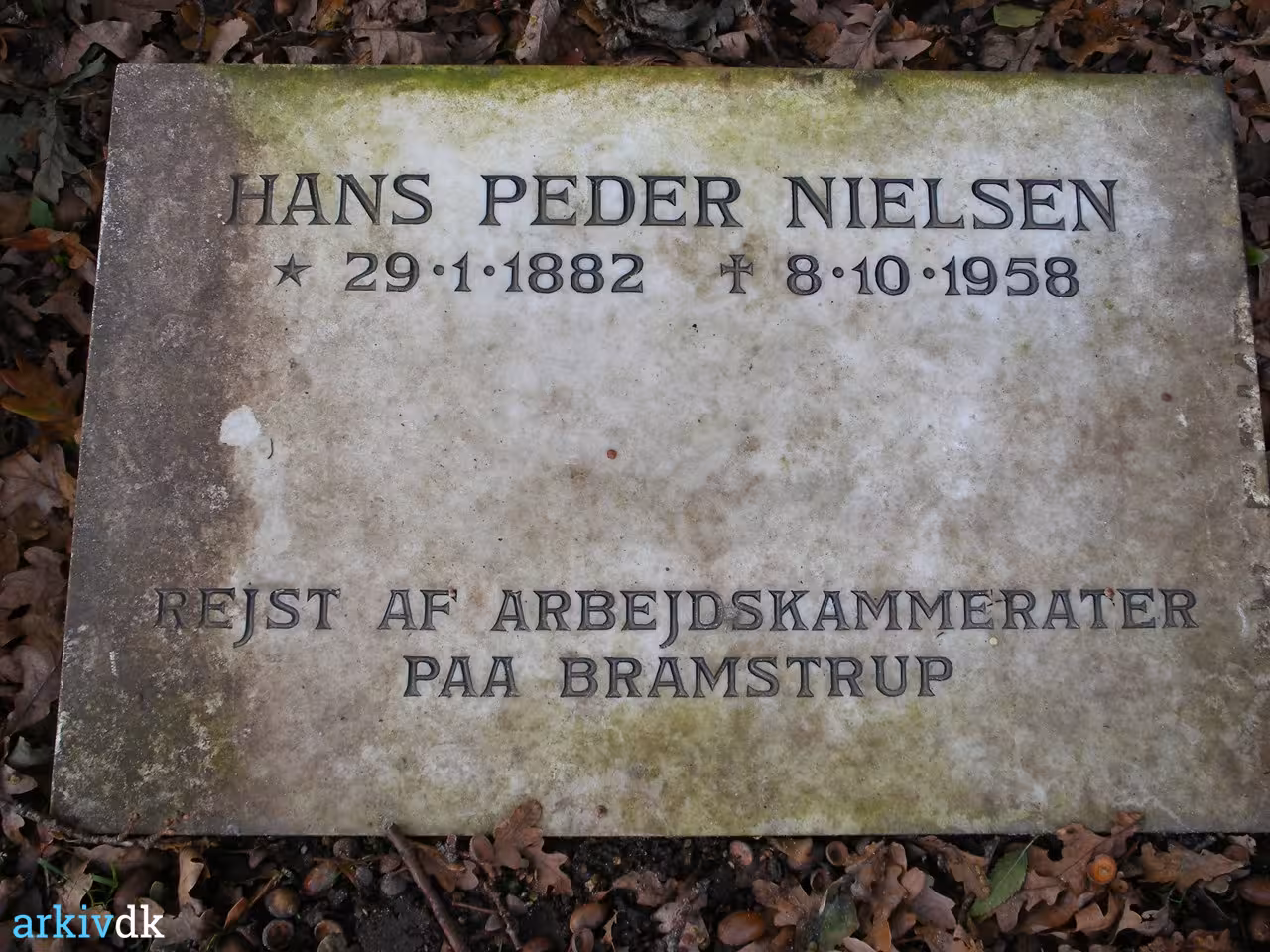 arkiv.dk | Gravsten på Nr. Lyndelse kirkegård