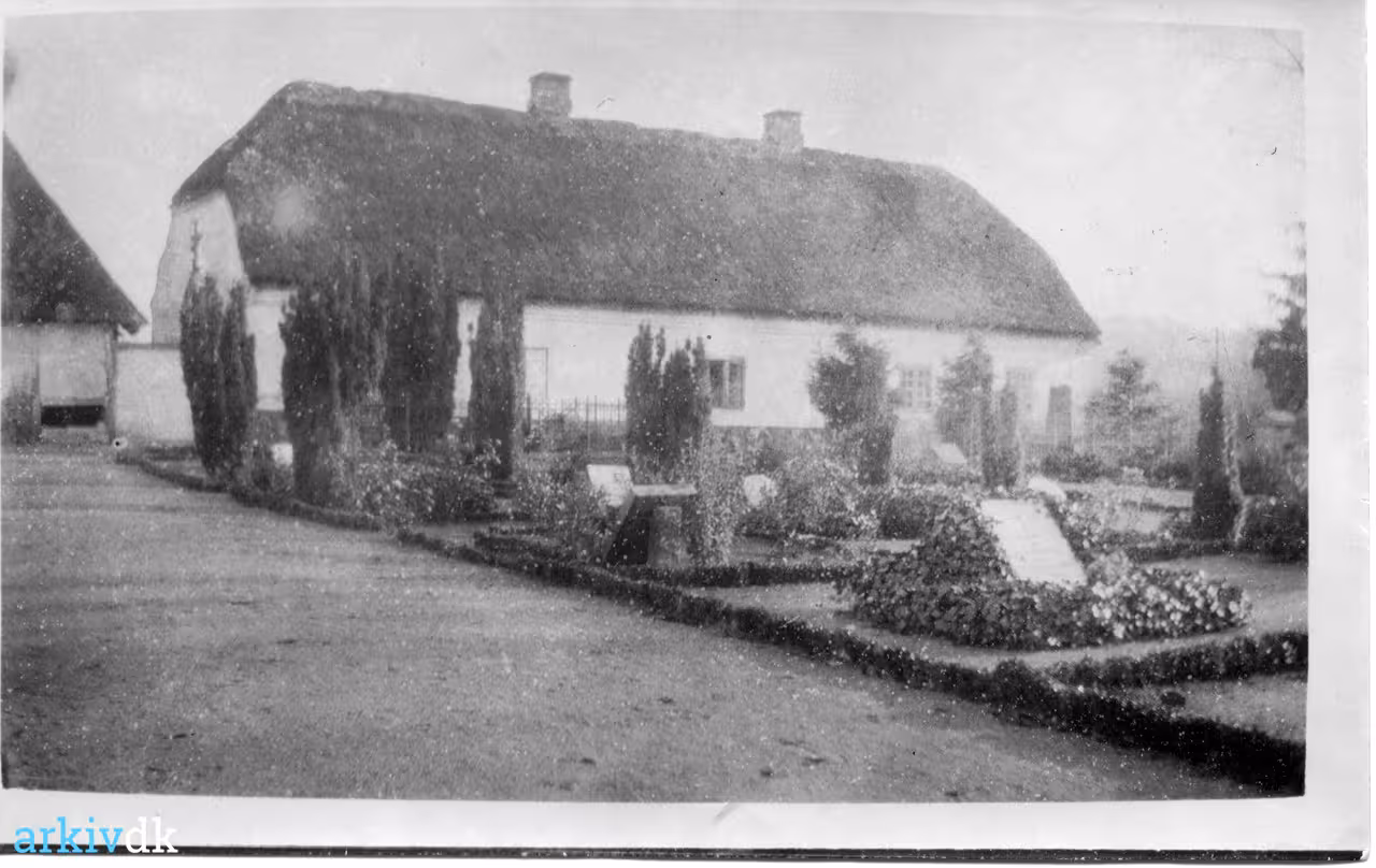 arkiv.dk | Hospitalet (fattiggården) ved Gamtofte kirke. Før ca. 1930