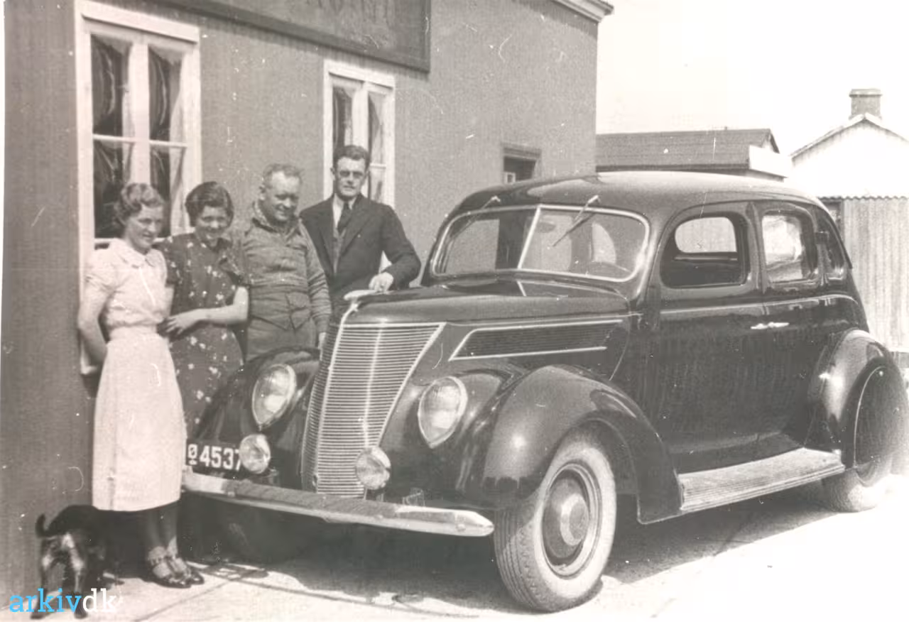 arkiv.dk | Erik Weie med flere ved hans vogn, Thyborøn, 1938