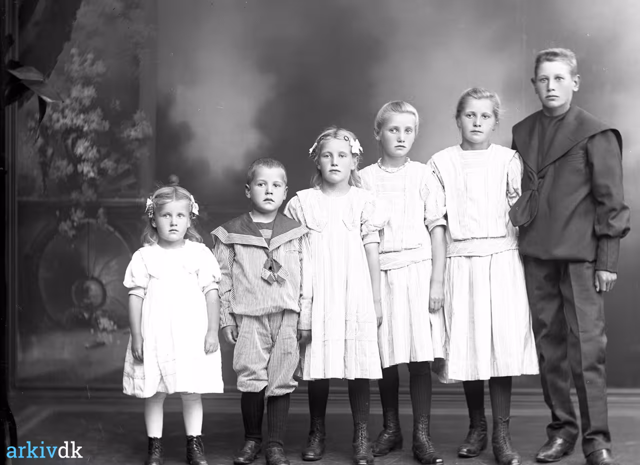 arkiv.dk | Portræt - familien Pedersen, Charlottenlund, 1911