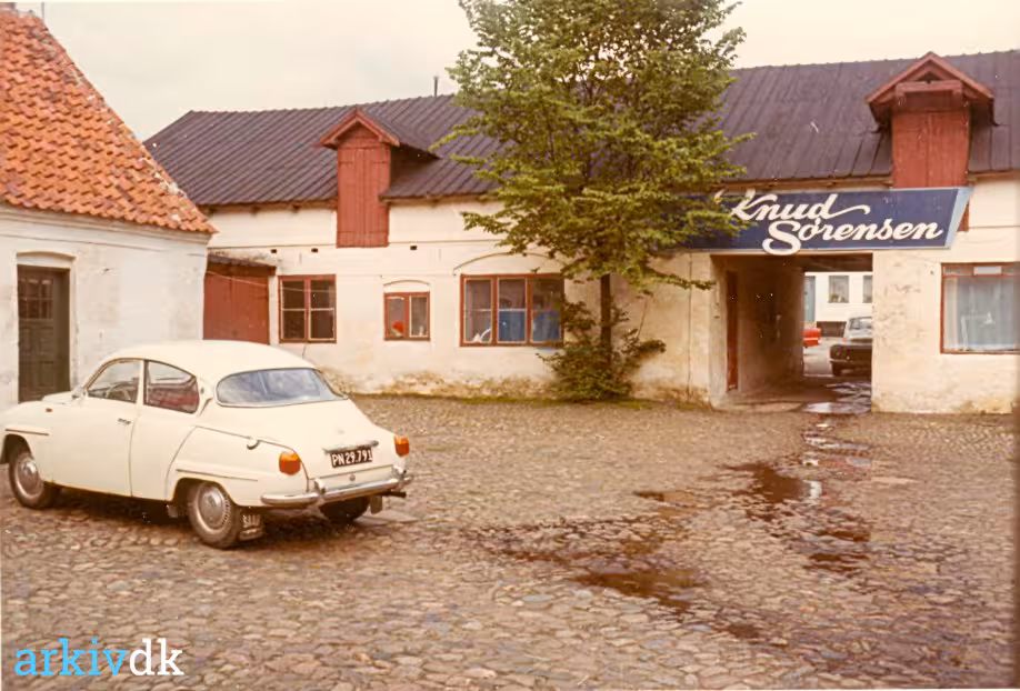 arkiv.dk | Fridas bil i gården hos Knud Sørensen, Nørregade 8, Hjørring.