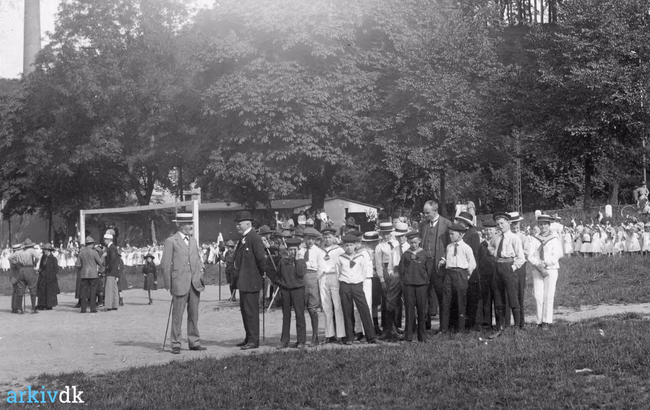 arkiv.dk | Elever fra Vejle Højere Almenskole på sportspladsen ved Horsensvej, ca. 1920