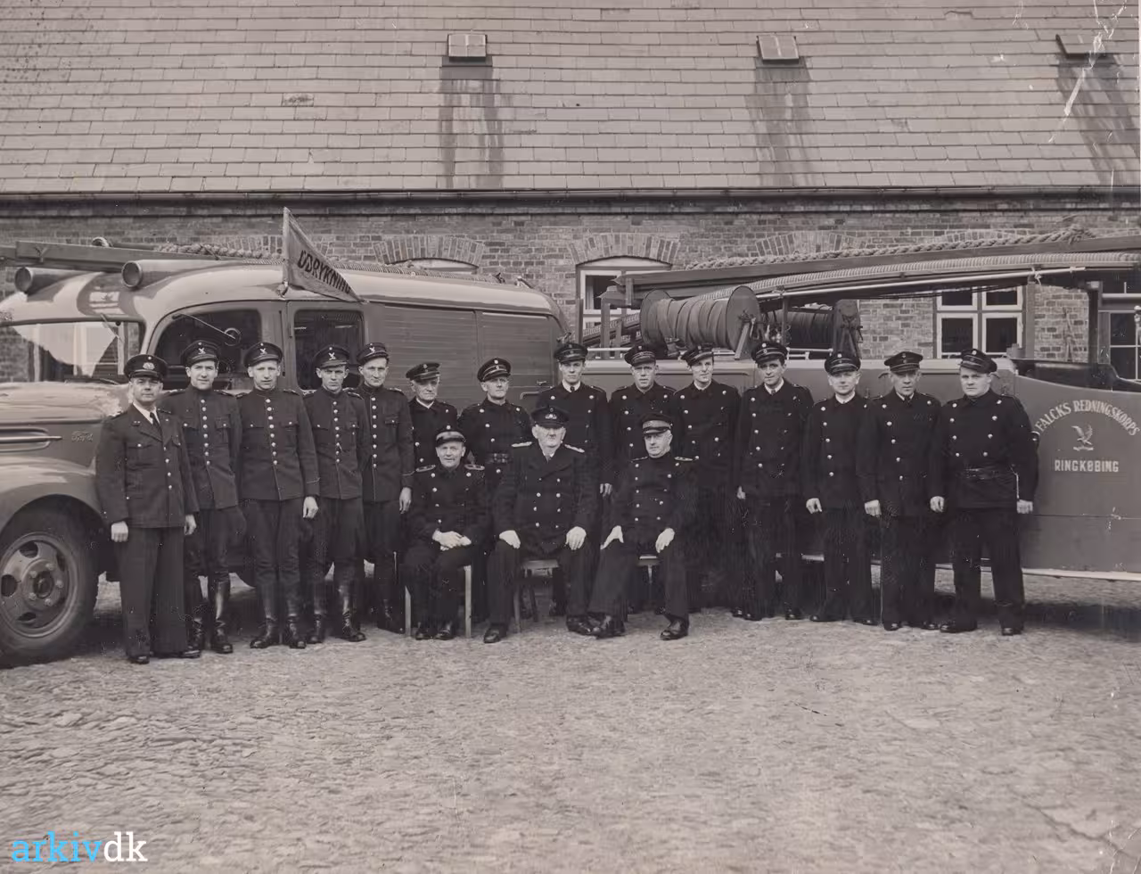 arkiv.dk | Falck's redningskorps. Personale 1946. Fotograferet på stationen i Damstrædet ...