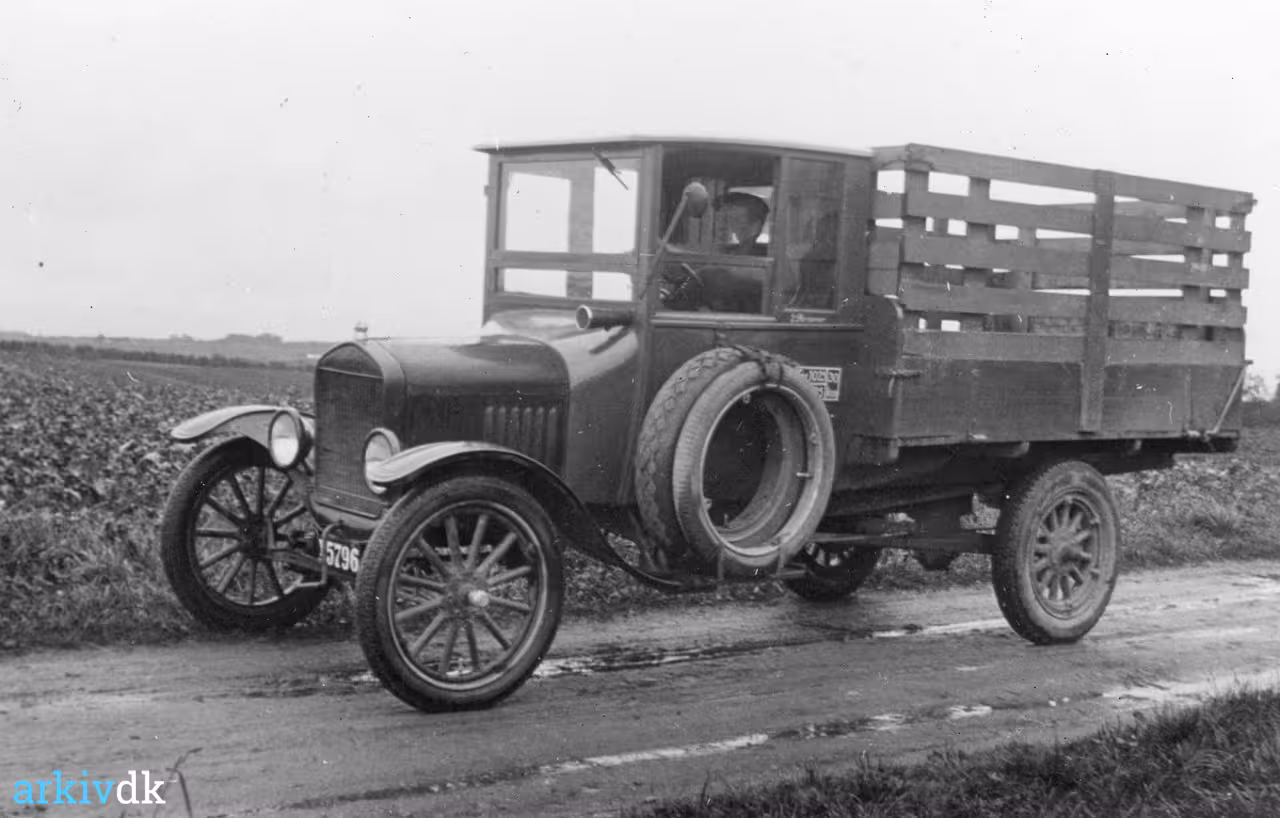 arkiv.dk | Vognmand Søren Peter Sørensen i sin Ford, ca. 1930