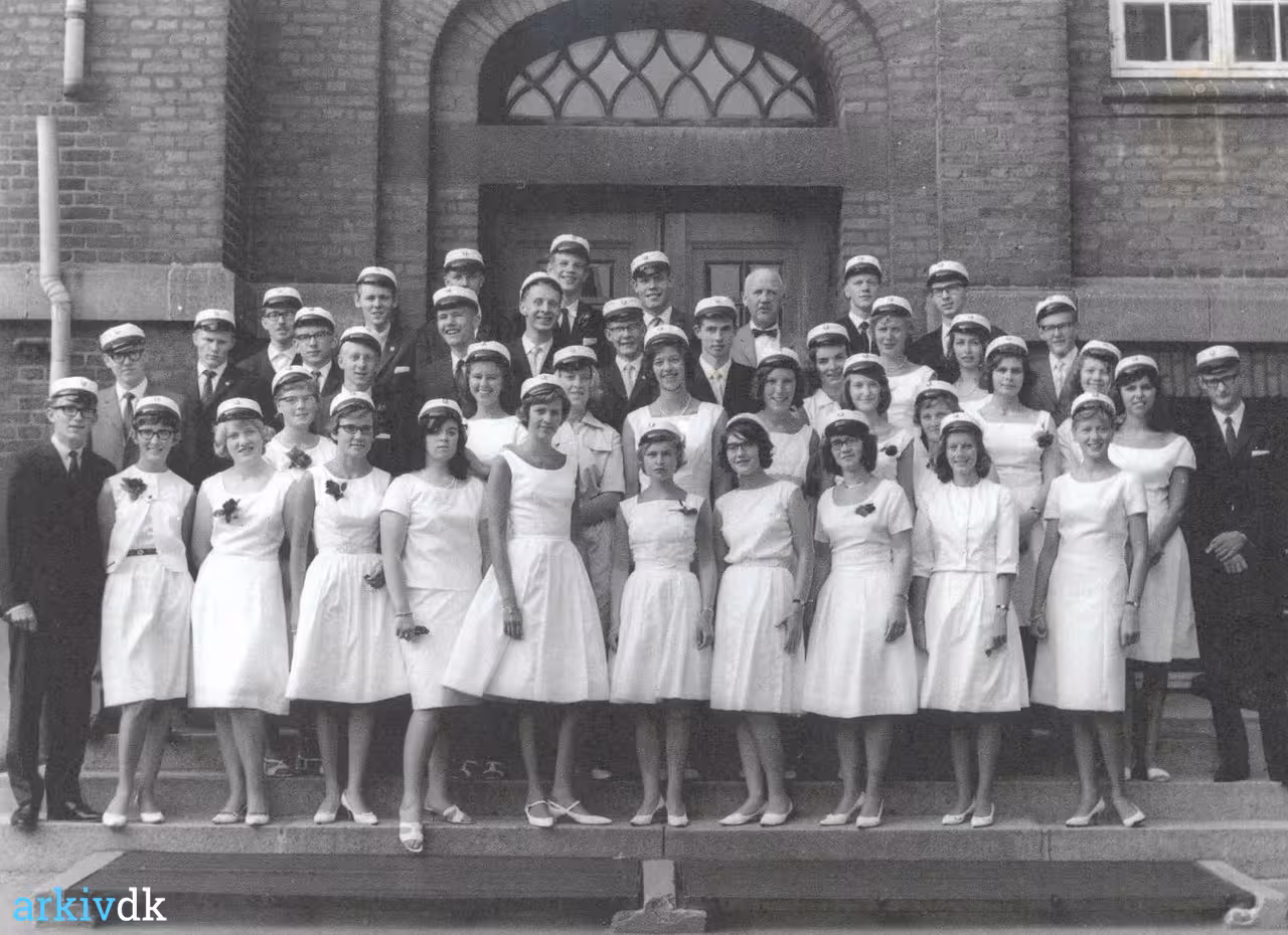 arkiv.dk | Studenter fra Nakskov Gymnasium i 1963
