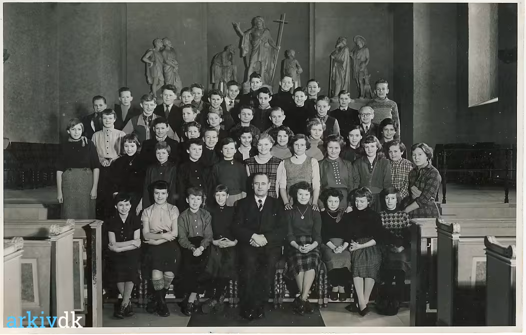 arkiv.dk | Konfirmander i Sankt Markus Kirke 1955.