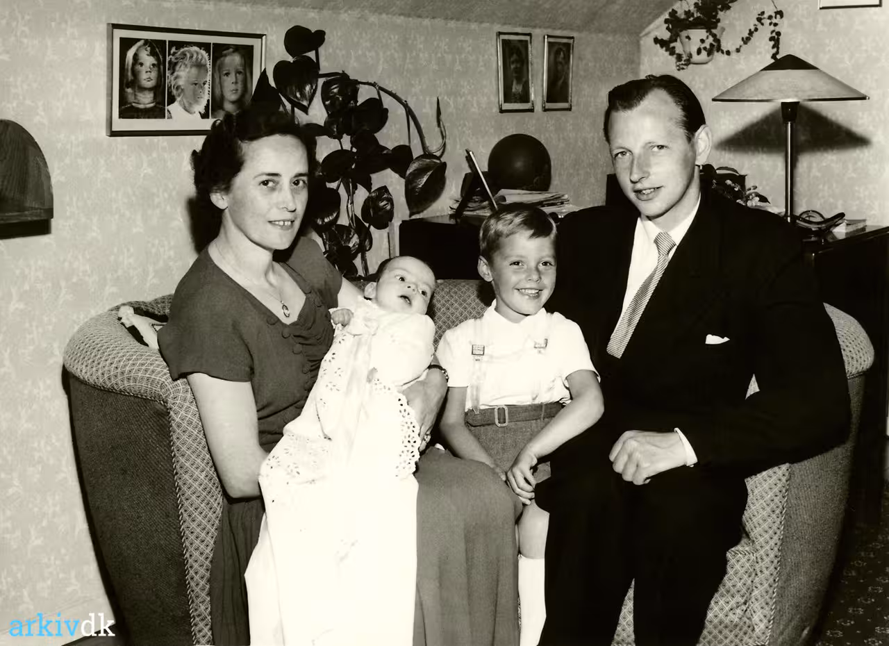 arkiv.dk | Barnedåb for Elise hos Julie Cathrine og Ejvind Lyhne Hansen, Vojens.