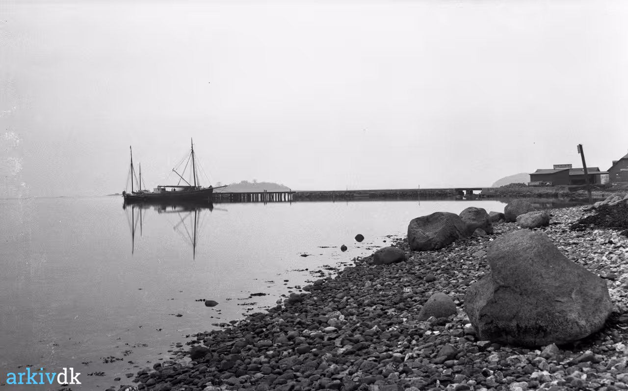 arkiv.dk | Nappedam med skibe og lastbil