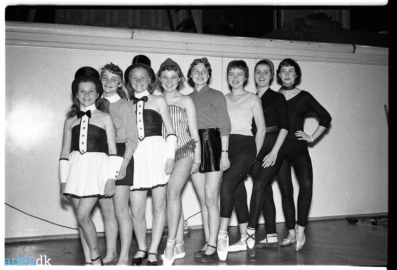arkiv.dk | Dansepiger til Odense Teknikums revy, 1956