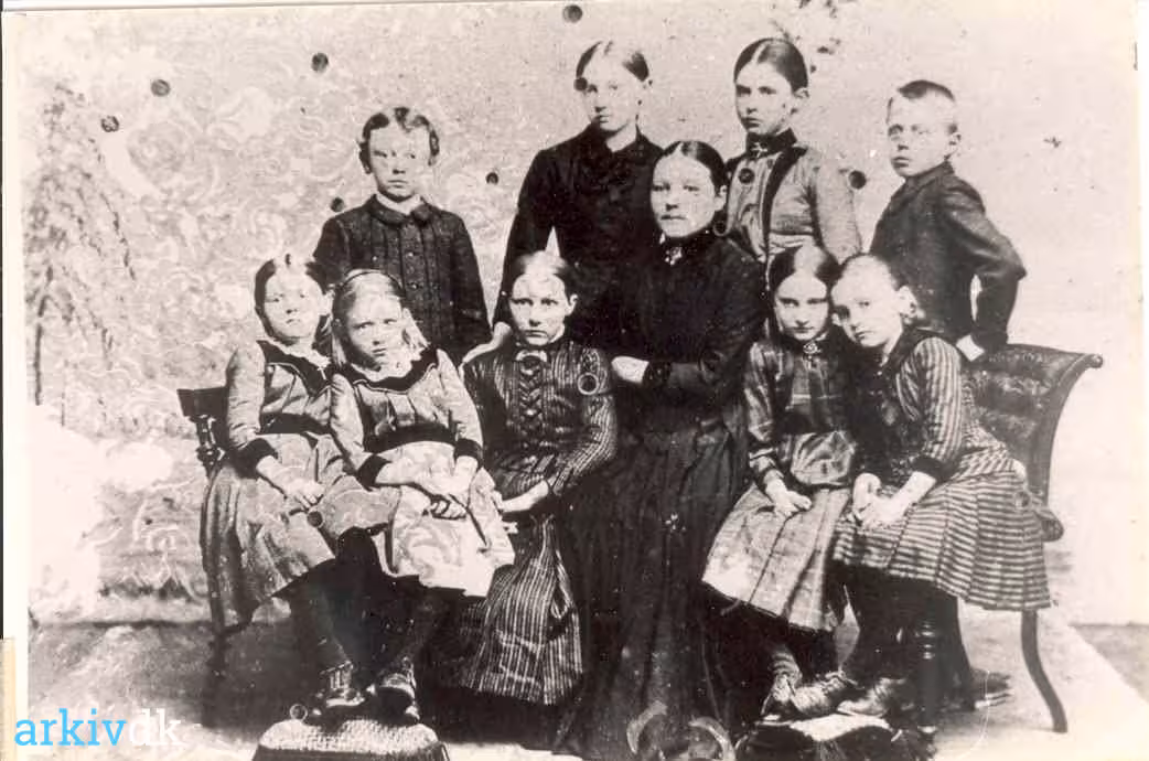 arkiv.dk | Hørning Privatskole, ca. 1890, elever MED LÆRERINDE FRK. SØRENSEN.