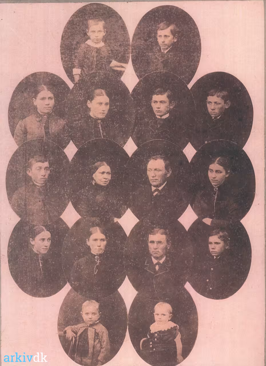 arkiv.dk | Familien Hans Rasmussen og hustruen Karen Marie (f. Nielsen), Skimmede, med deres 11 ...