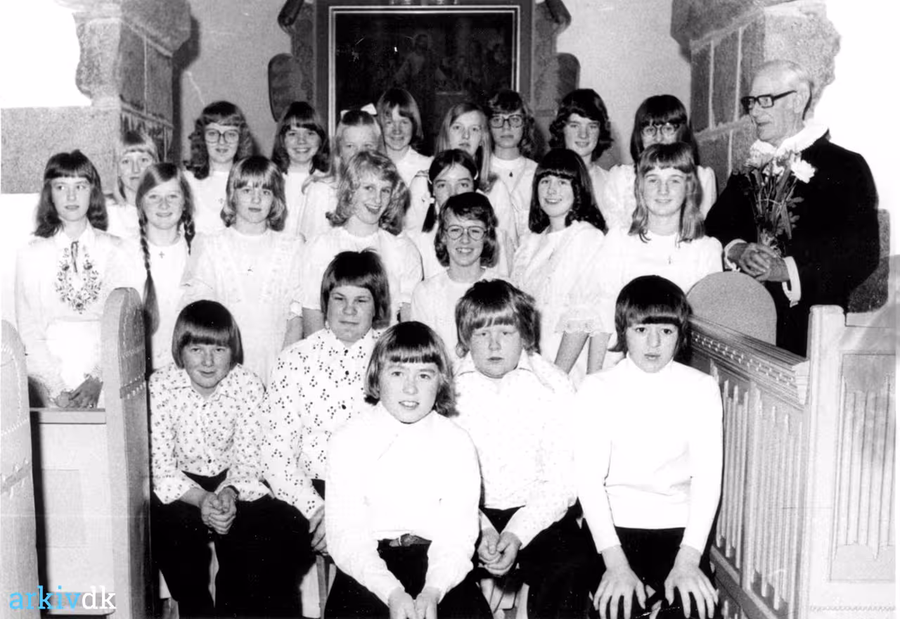 arkiv.dk | Konfirmation i Bække Kirke 1975