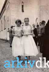 arkiv.dk | Hanna Thomsen og moster Ingrid Kirsten Thomsen Konfirmation i Broholm Kirke 15/3-1959