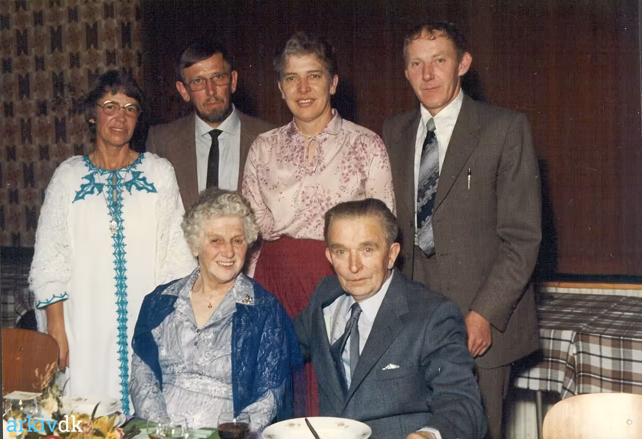arkiv.dk | Guldbrudepar med familie