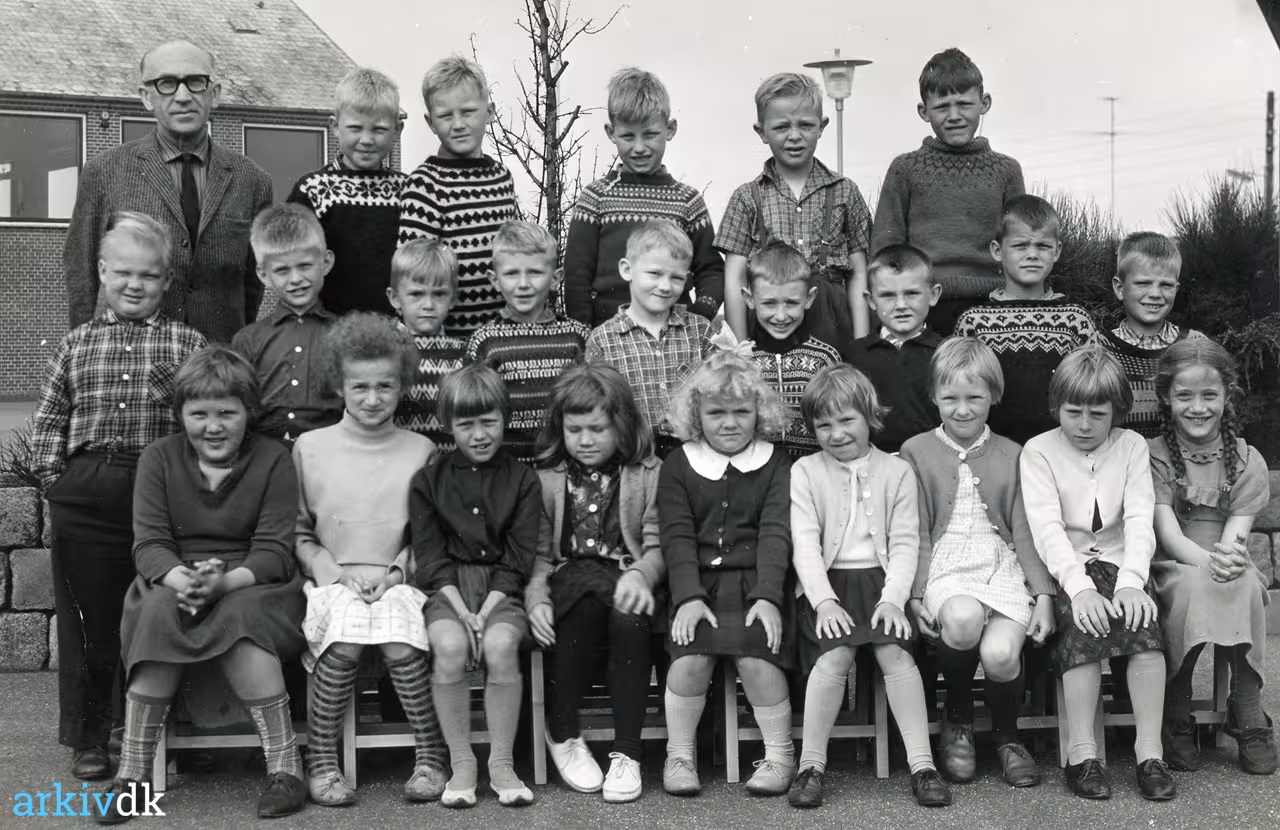 arkiv.dk | 37.5 - Søndre Skole, skolebilleder. 1963. Klassefoto 1. F