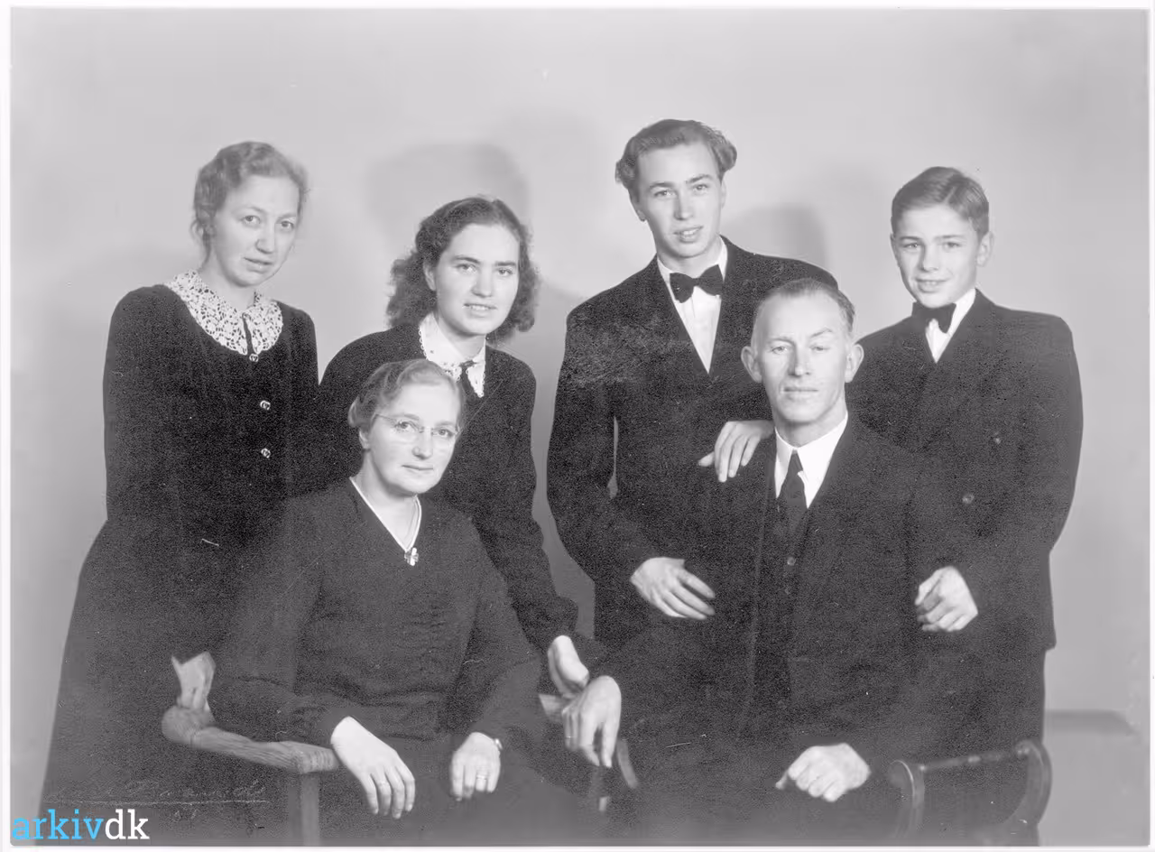 arkiv.dk | Richard Møller Nielsen og familie. Familieportræt. Forest mor Louise og far Johannes ...