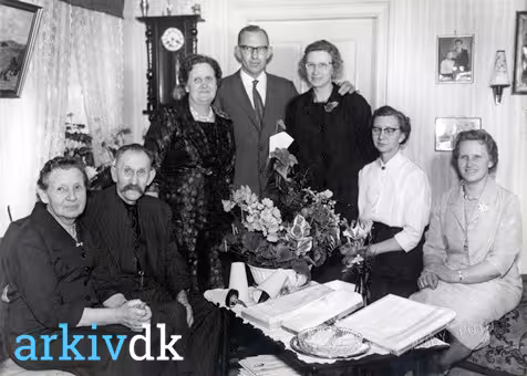 arkiv.dk | 1961 Fiskehandler Knud Christensen og hustru Ane Kirstine, Roslev og deres 5 børn