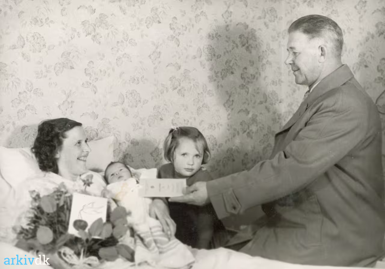 arkiv.dk | Irene Christensen med sønnen Kurt, søsteren Jytte ser til. Faderen Peter Christensen ...