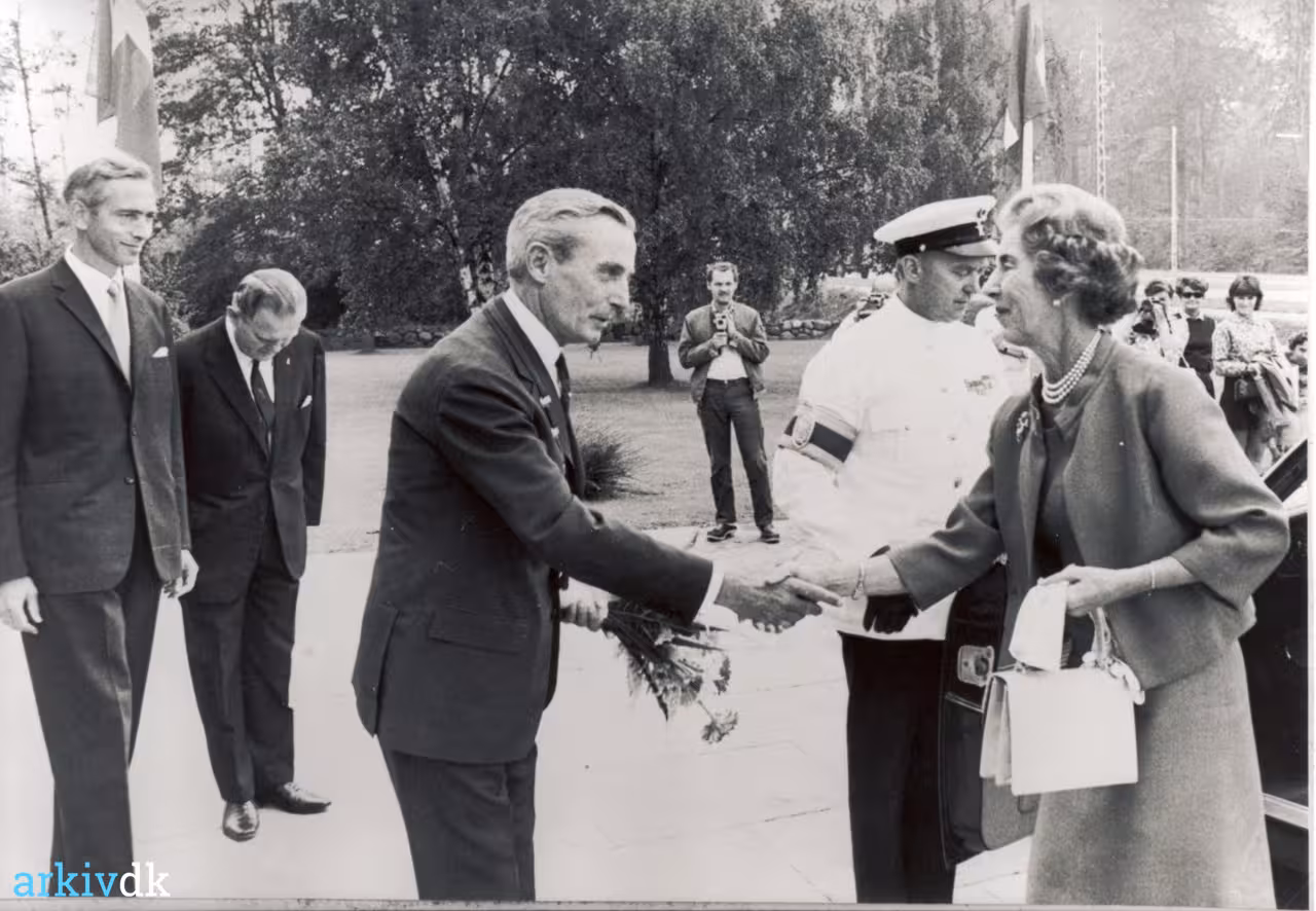 arkiv.dk | Motiv: Erik Øigaard byder Dronning Ingrid velkommen til åbningen af udstilling med ...